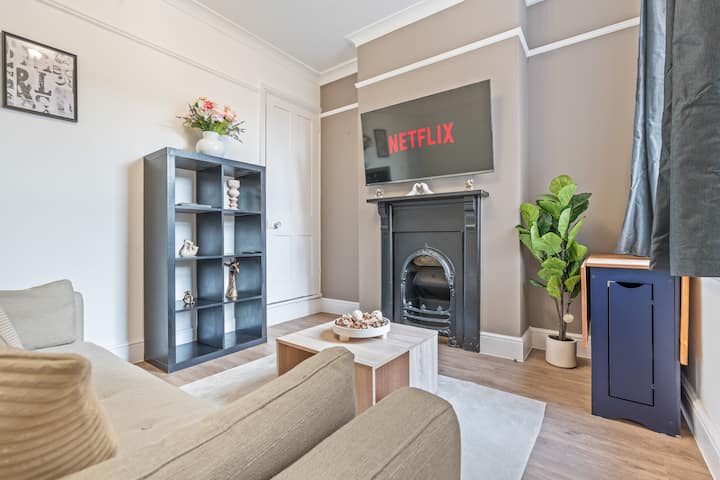 New! Sleeps 5 - Free Parking - Contractors - Warwick