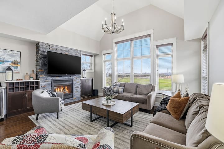 Peak Paradise: Hot Tub + Steps To Slopes - Collingwood