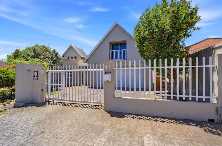 Spacious Coastal Getaway In Summerstrand - Port Elizabeth