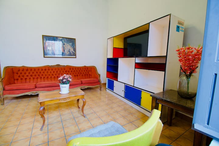 Espacio Colonial Con Estacionamiento En El Centro - Querétaro