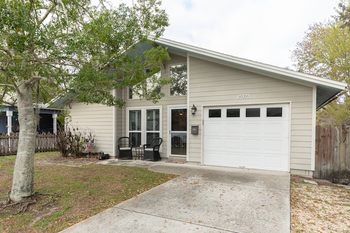 Modern Beach Getaway With Outdoor Entertainment - Jacksonville Beach, FL
