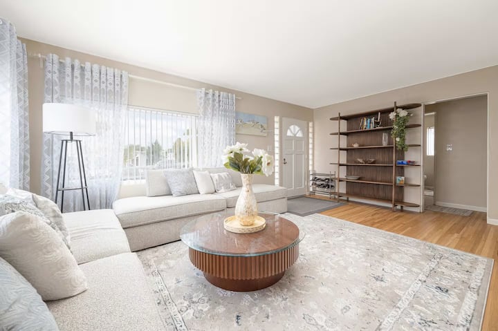 Cozy Retreat
Modern Getaway
Peaceful Stay - San Diego, CA