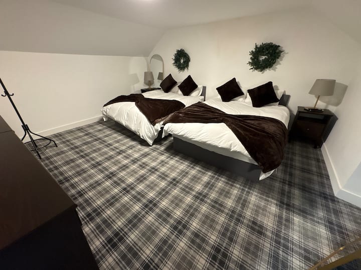 Castle Farms 6 Bedroom 22 Acre Retreat - Largs