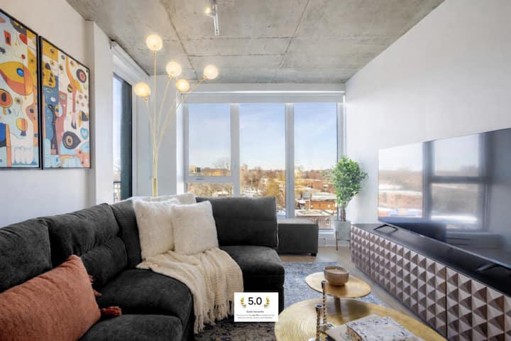Modern Montreal Retreat With Parking - Laval