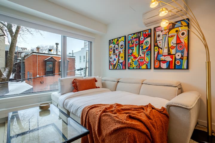 Stylish Downtown Escape | Ev Charger & Rooftop - 