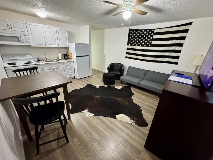 Bender Hacienda Unit X (Casa Monocromática) - Hobbs, NM