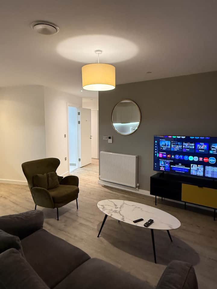 Cozy Two-bedroom With Balcony | Manchester - Manchester