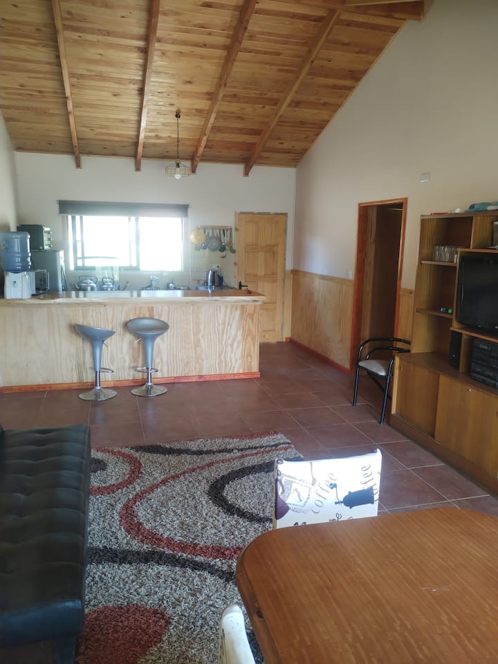 Casa Cómoda Y Amplia, Con Estacionamiento Amplio. - Cobquecura