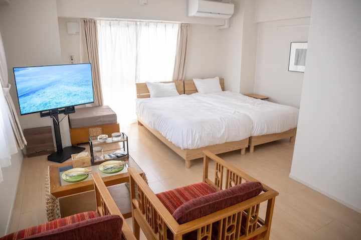 【30㎡/ryukyuモダン】木の温もりと対面チェア｜洗濯機・キッチン完備｜大人の記念日ステイ601 - Naha