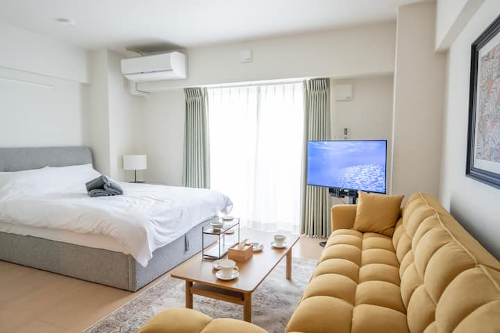 【30㎡/女子旅】大型l字ソファで朝まで語る｜洗濯機・キッチン完備｜最大4名パジャマパーティ 502 - Naha