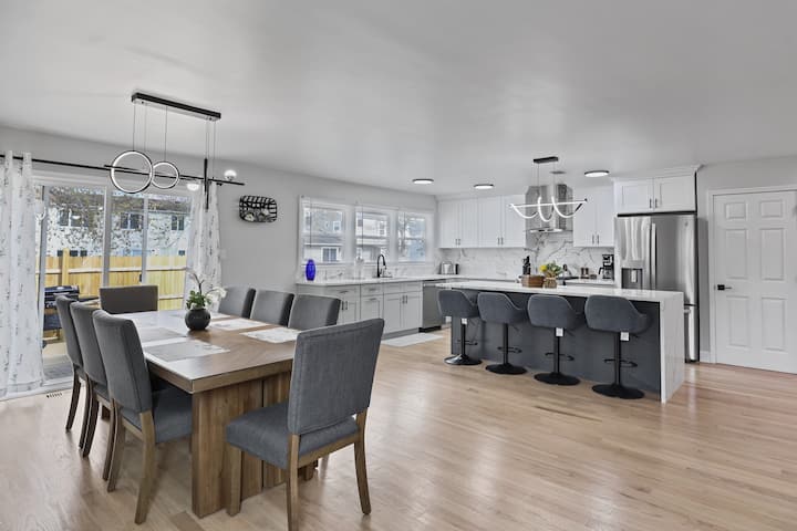 Angel: Spacious Modern Home! *New* - Bartlett, IL