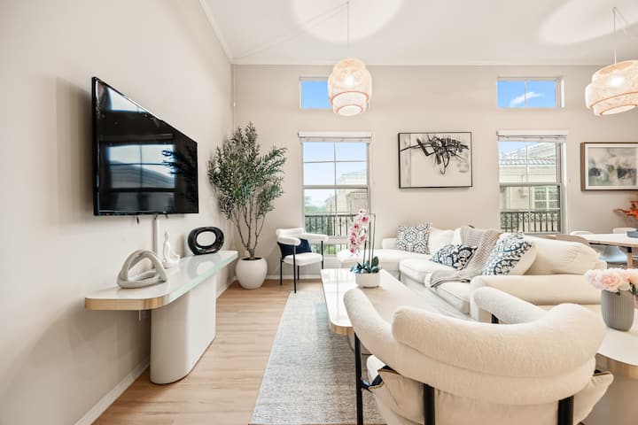 Designer Irvine Apartment Near Spectrum Center - Irvine, CA