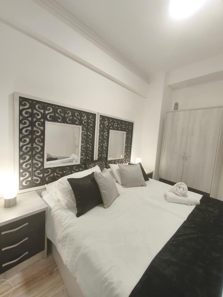 Steps From Main Street | 2 Bdr Ground-floor Home! - La Línea de la Concepción