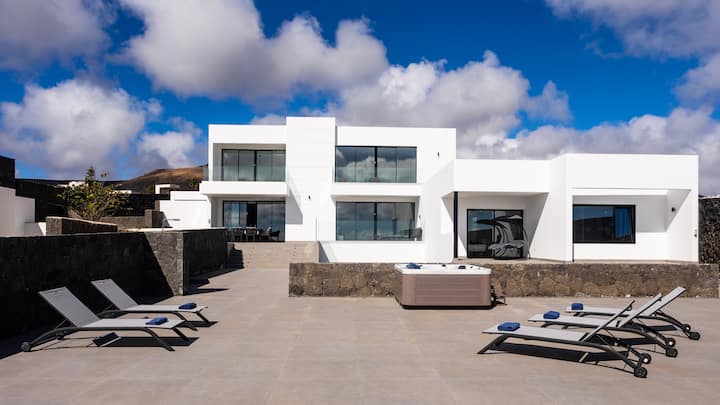 Luxury 6brvilla-sea Views-heated Pool-jacuzzi-gym - Lanzarote