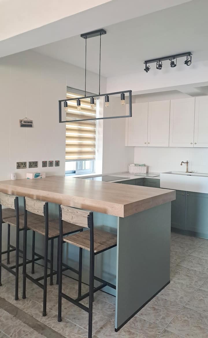 Family Stylish & Modern 3bdr Gem Off Main Street! - Gibraltar