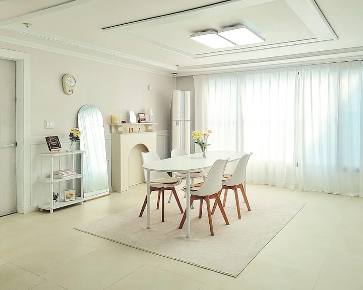 롯데백화점 성심당 도보 5분/4k빔프로젝터/넓고 아늑한 감성숙소 - Daejeon