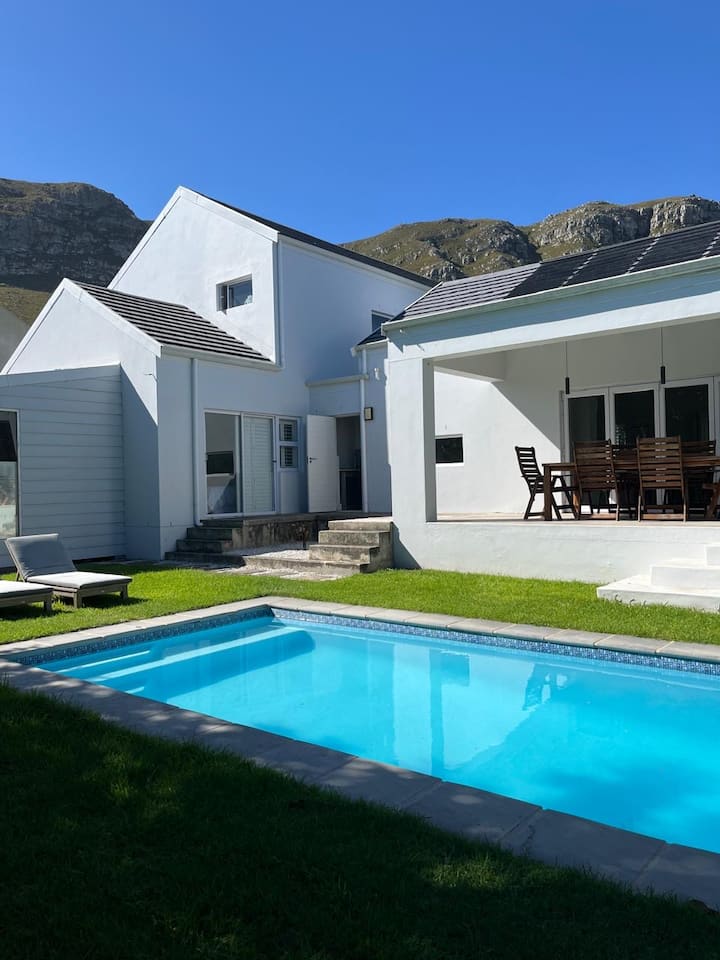 Luxury Home With Pool In Superb Location - Hermanus