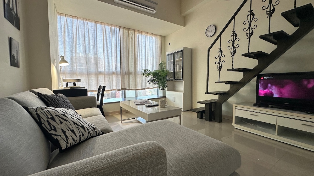 Dusk 『Taipei 101』 『MRT』 『GYM』 『Night Market』 『24hrs Supermarket and ...