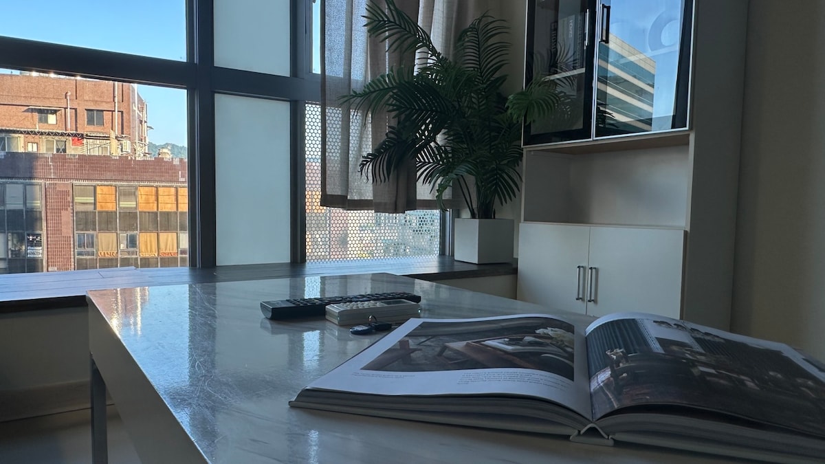 Dusk 『Taipei 101』 『MRT』 『GYM』 『Night Market』 『24hrs Supermarket and ...