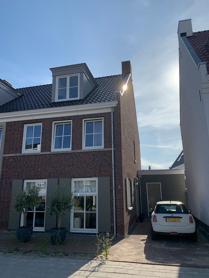 Grote Twee Onder ééN Kap Woning, Zeer Centraal - Gouda