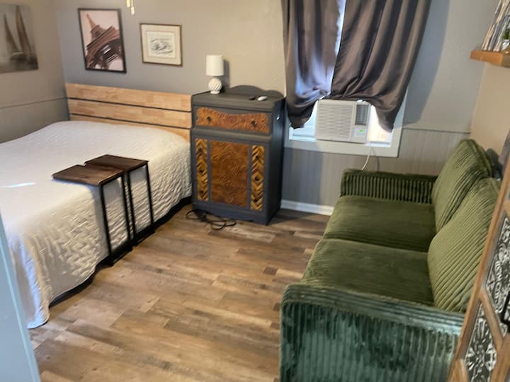 Designer Studio In Historic Houma | Fast Wi-fi - Houma, LA