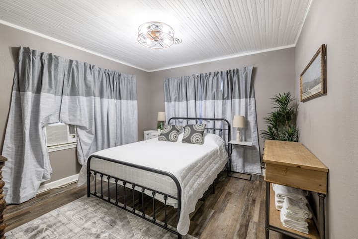 Quiet Retreat | Private Porch & Fast Wi-fi - Houma, LA