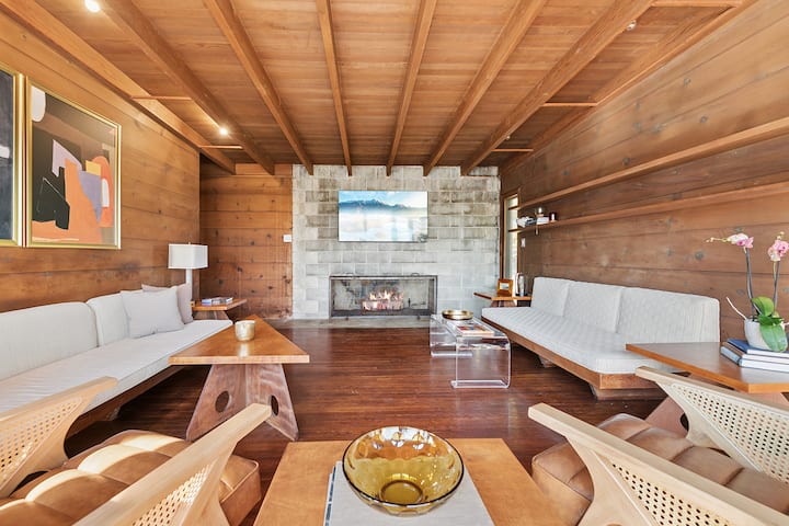 Kalo House I Mid-century Modern Hideaway - Waukegan, IL