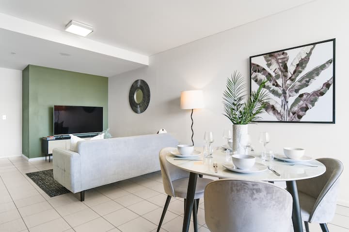 Oversized Sunny Apartment, King Bed, Pool - Surry Hills