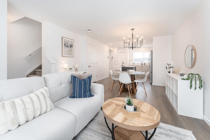 Modern 3br Home With Parking Near Airport & Qeii - Edmonton