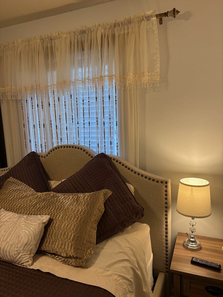 Elegant Bedroom With Shared Bathroom & Park. - Dothan, AL