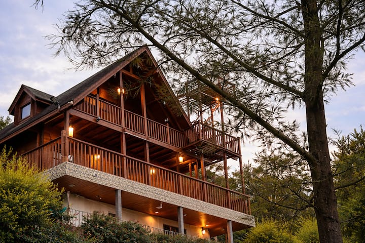 Private Hilltop 5bhk Wooden Villa In Ooty - Coonoor