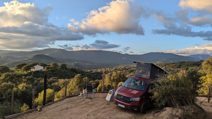 Emplacement Vierge Pour Van Dans Un Jardin Naturel - Propriano