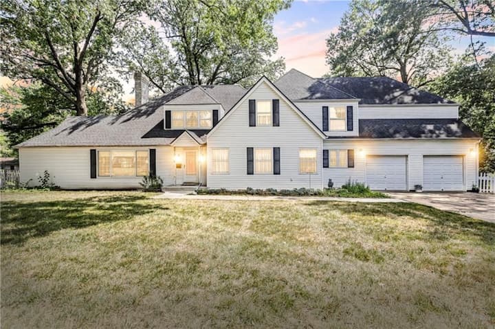 Sprawling Bold Home 3kg Bds, Movie/gme Rm, Fire Pt - Spring Hill, KS