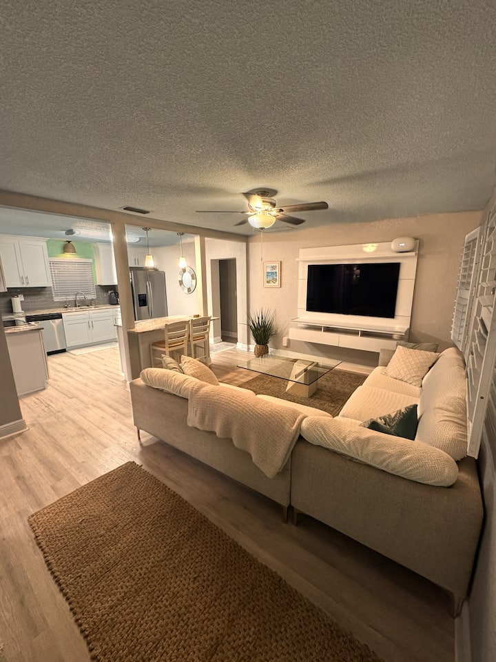 Dunedin Palm Retreat • Walk To Trail & Beaches - Clearwater, FL