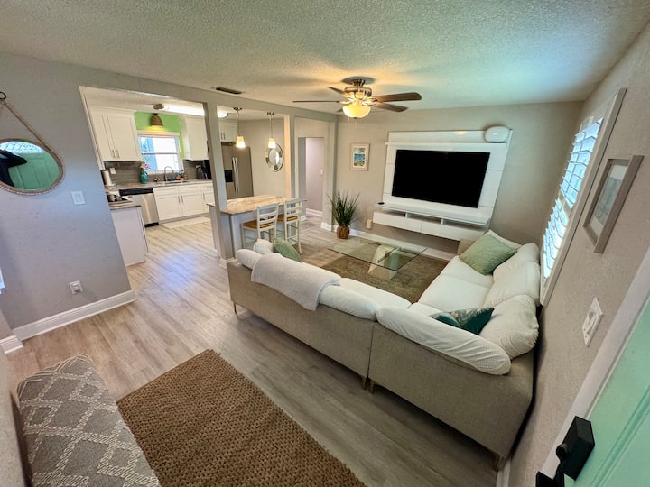 Dunedin Palm Retreat • Walk To Trail • 1mi Dt - Clearwater, FL