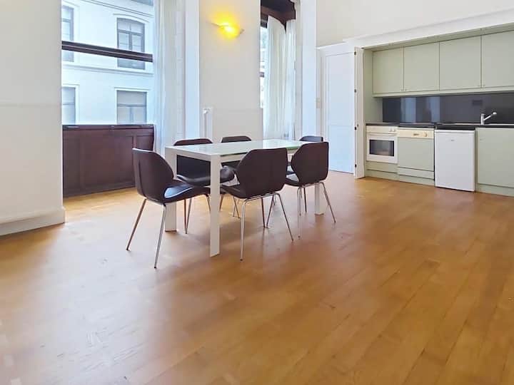 Bright Exterior Apartment – Central Saint-gilles - Bruselas, Bélgica