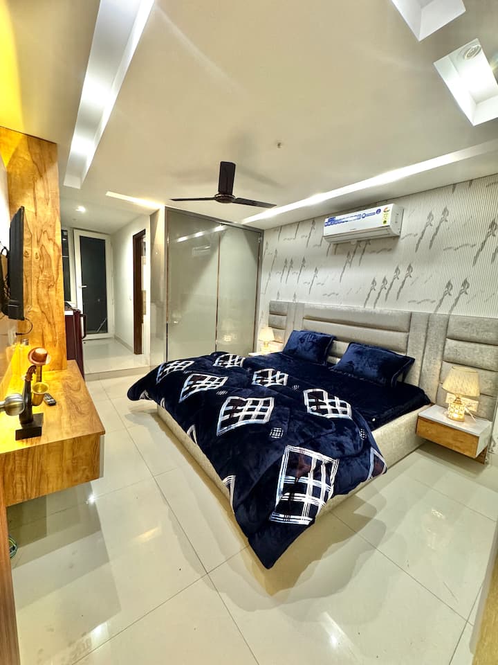 Cosy & Positive 1 Bhk In City’s Heart With Skyview - Zirakpur