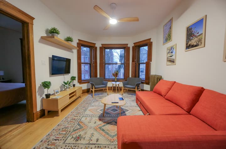 Newgard Nest | Walk To Loyola L Bright 2nd Fl Apt - Evanston, IL