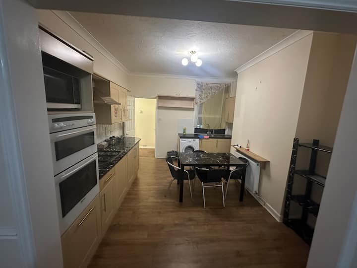 2 Bed Flat With Living Room - Southampton