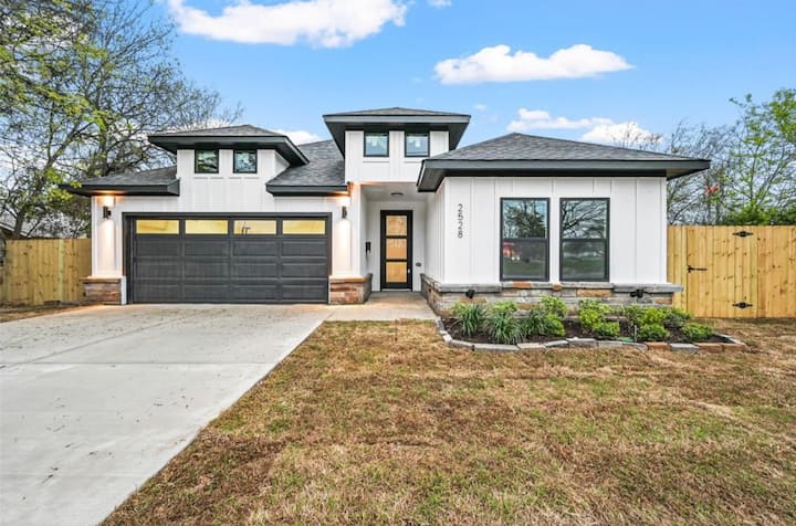 Designer Dallas Home | Home Gym + Espresso Bar - Lancaster, TX