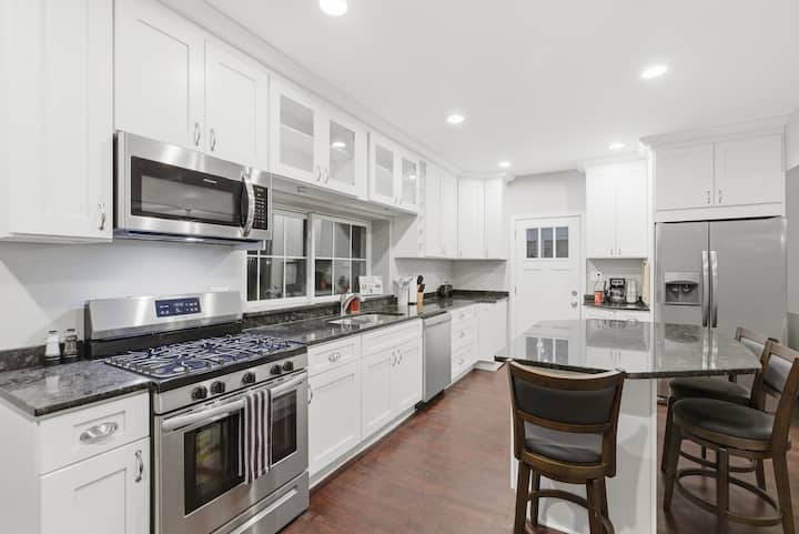 Farmhouse Comfort • Downtown Oswego Steps Away - Aurora, IL