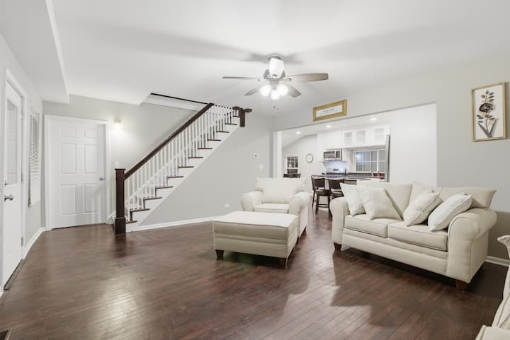 Farmhouse Comfort • Downtown Oswego Steps Away - Oswego, IL