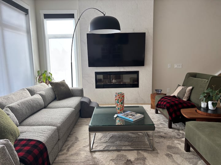 Men’s Getaway, Clothing Optional Close To Downtown - Calgary