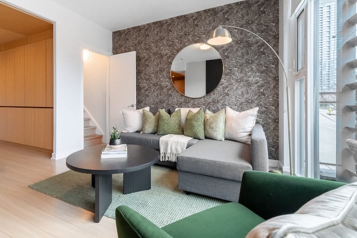 Private Downtown Home 5 Beds Near Cn Tower! - Toronto, ON