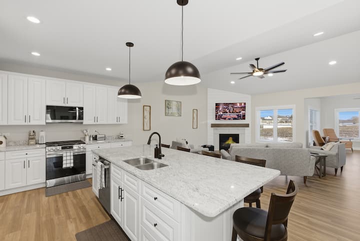 New Home - Full High End Farm Style Retreat - Goose Lake, Morris