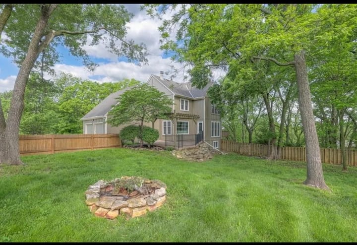 Quiet Lower Level Apartment In Stilwell! - Belton, MO