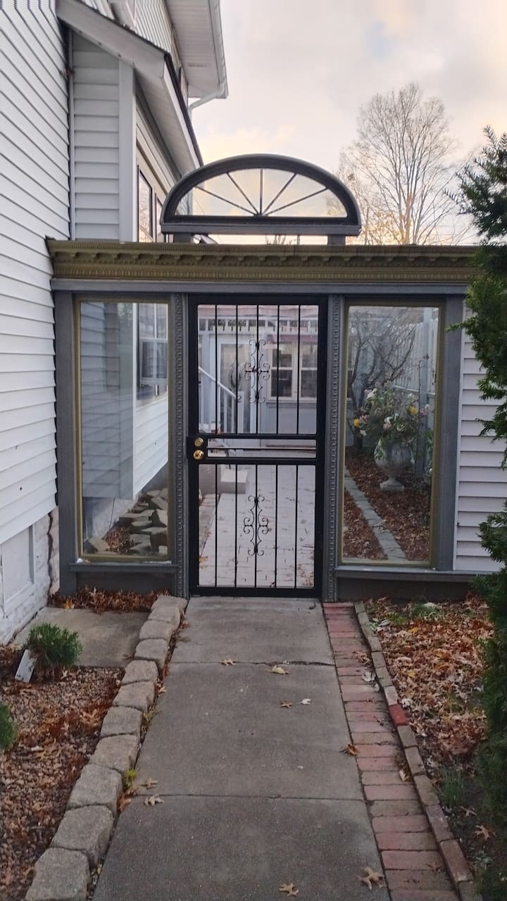 Binghamton Heights 2nd. Fl 1bedroom, 4 Guests - New Albany, IN