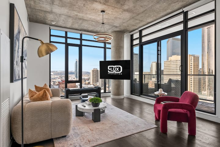 Baccarat Signature Lounge | Mountain & City Views - カルガリー