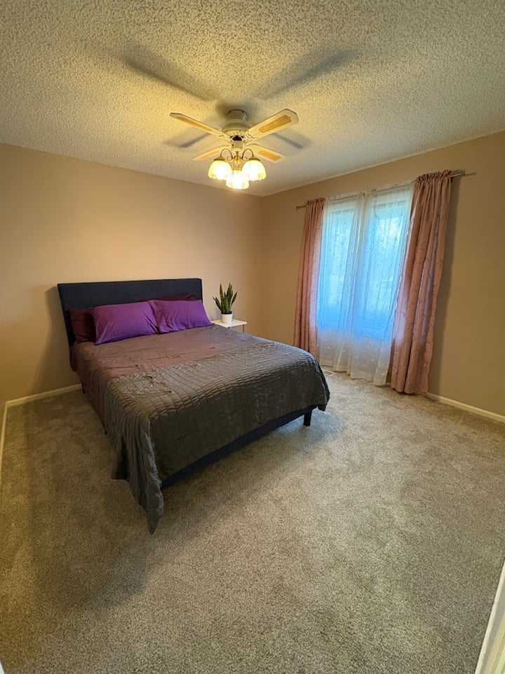 Women's Warm Spacious Home In The Heartland - Shawnee, KS