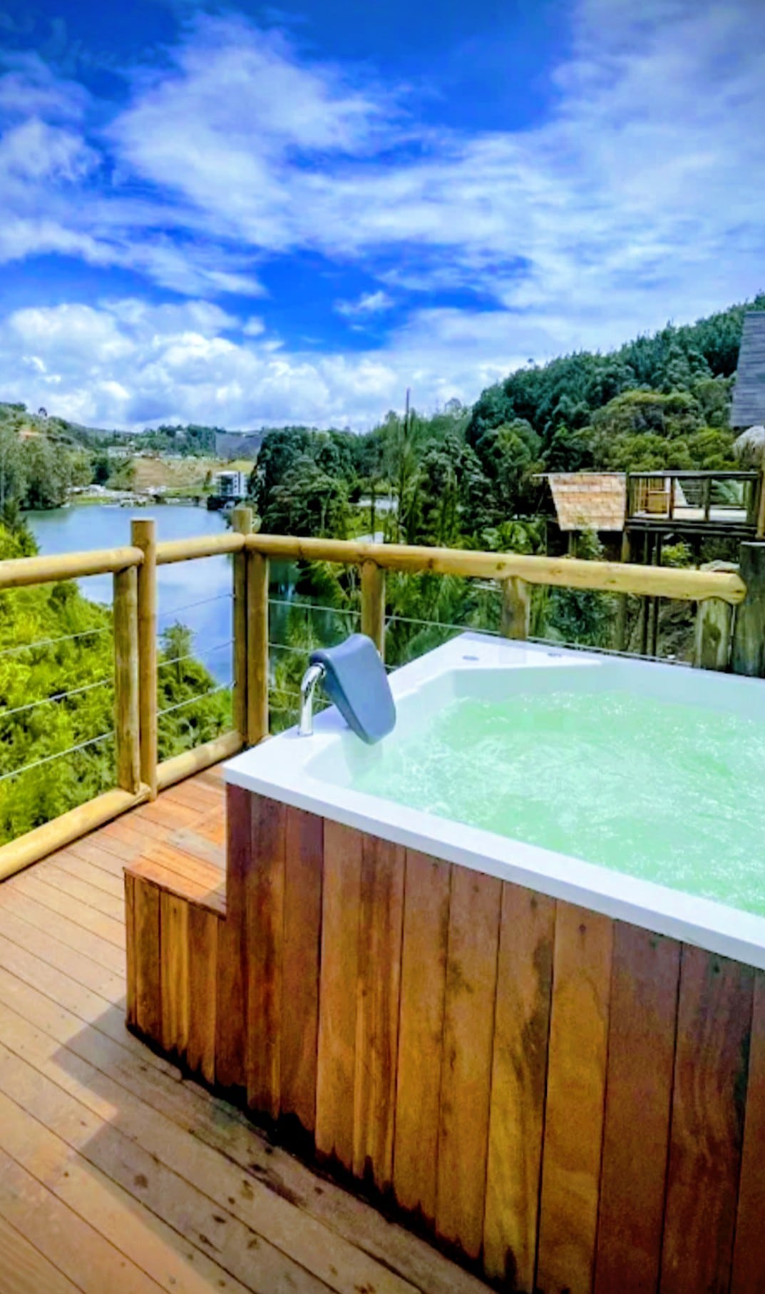 Cabaña romántica frente al lago con jacuzzi grande en el balcón ...